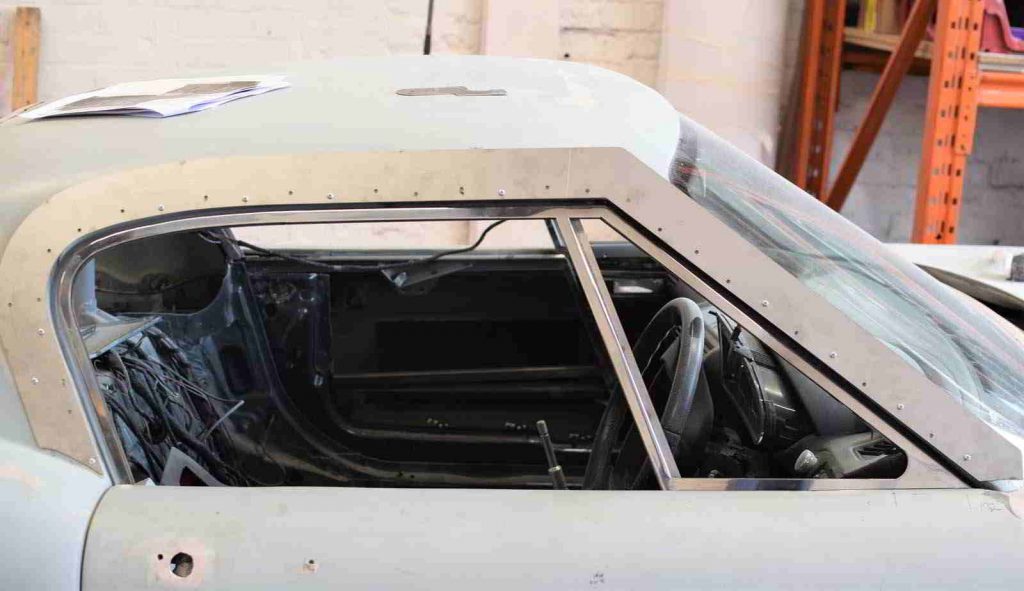 Electric side windows with stainless steel frames (Coupe only ...