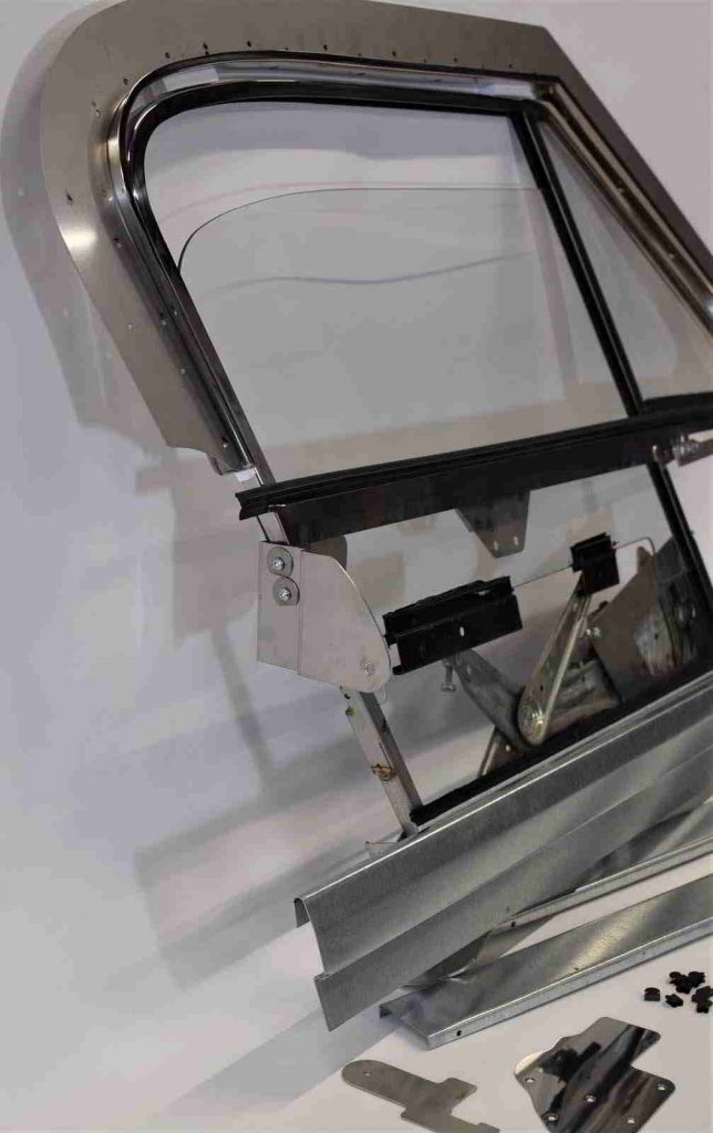 Electric side windows with stainless steel frames (Coupe only ...